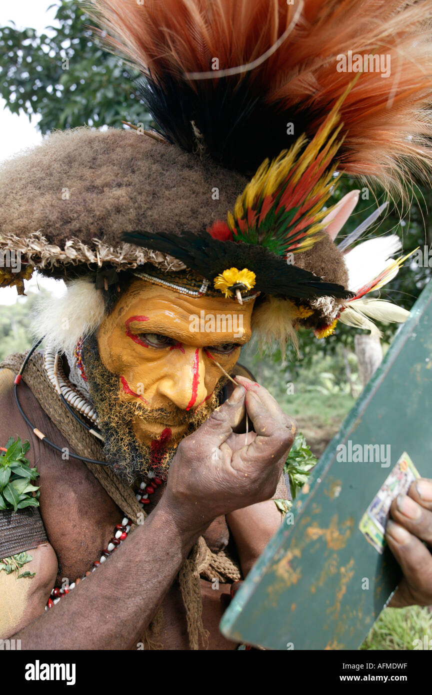 A Huli wigman tribal warrior, Tari, Papua New Guinea Stock Photo - Alamy