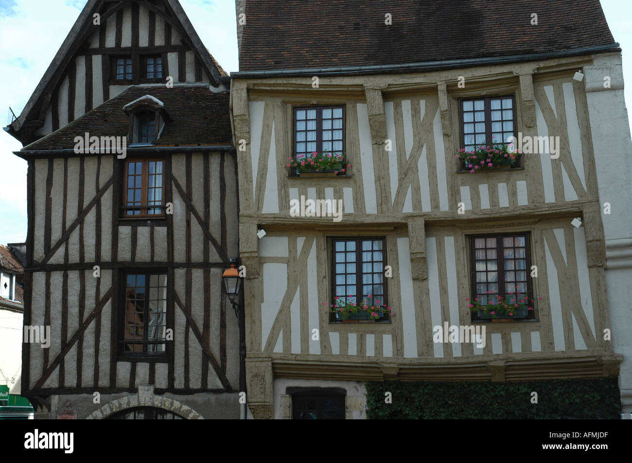 Sagging houses hi-res stock photography and images - Alamy