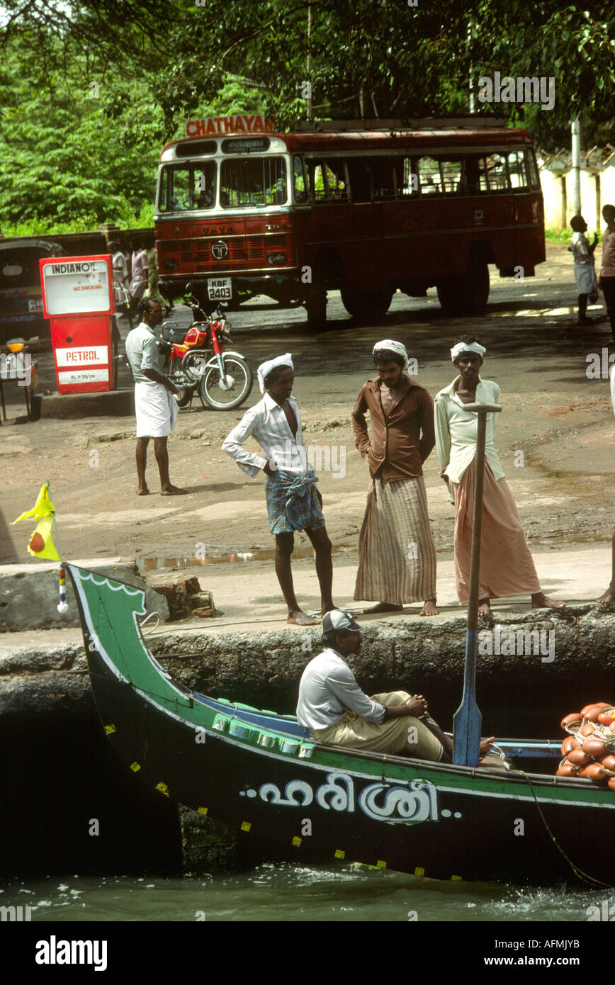 India Kerala Cochin fishing fishermen on waterfront Stock Photo - Alamy