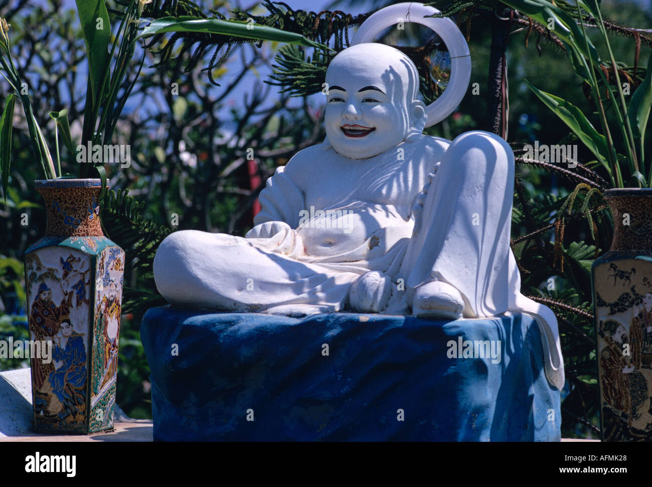 Smiling buddha hi-res stock photography and images - Alamy