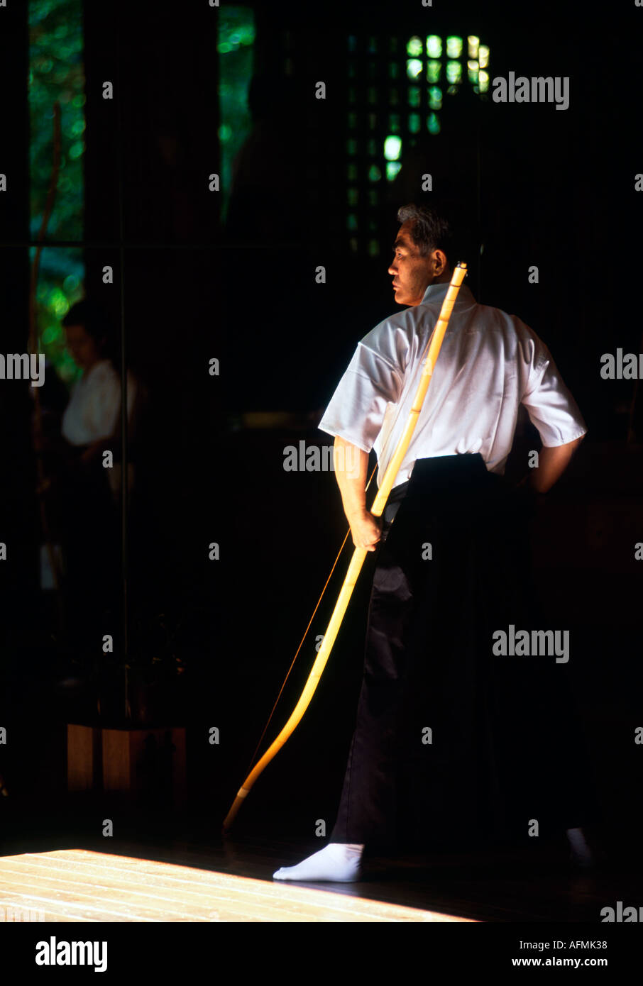 Kyudo hi-res stock photography and images - Alamy