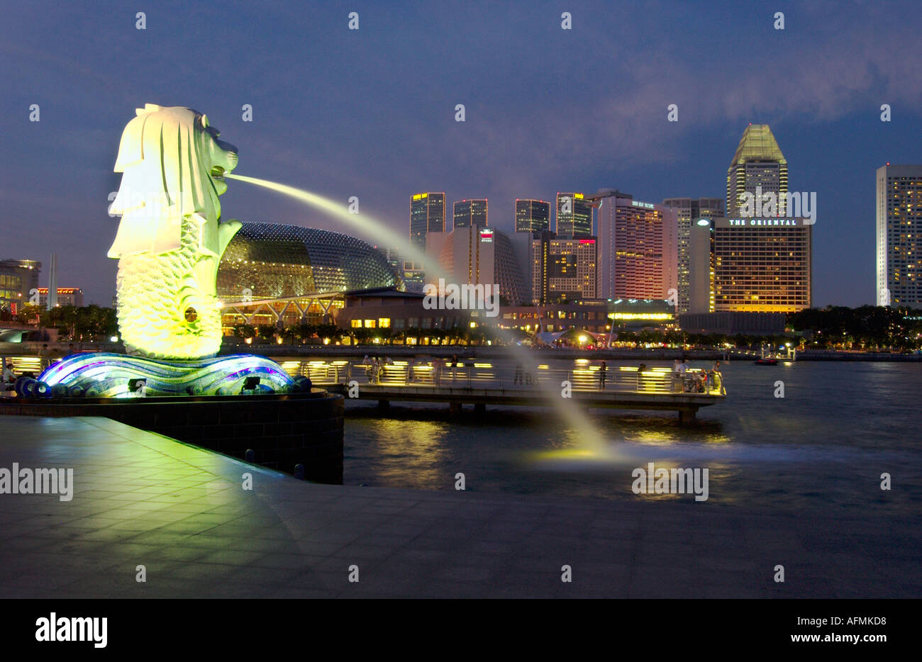 The Merlion fountain and Singapore skyline at dusk Stock Photo - Alamy