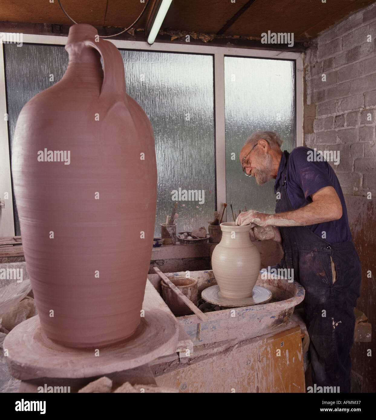 Ray Finch working in his pottery Stock Photo - Alamy