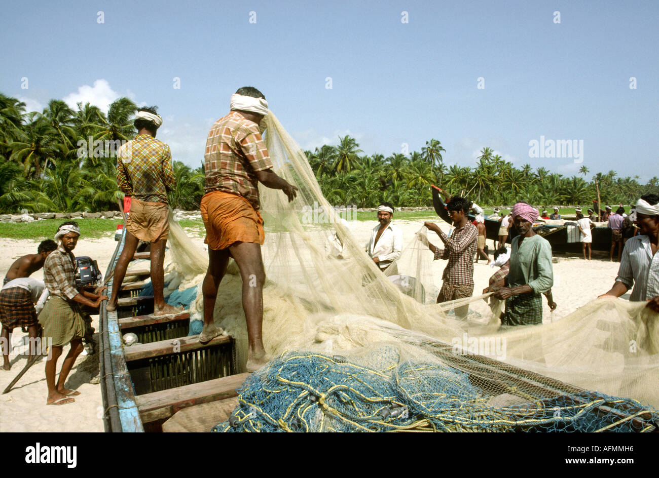 India Kerala Alleppey fishing fishermen sorting nets Stock Photo - Alamy