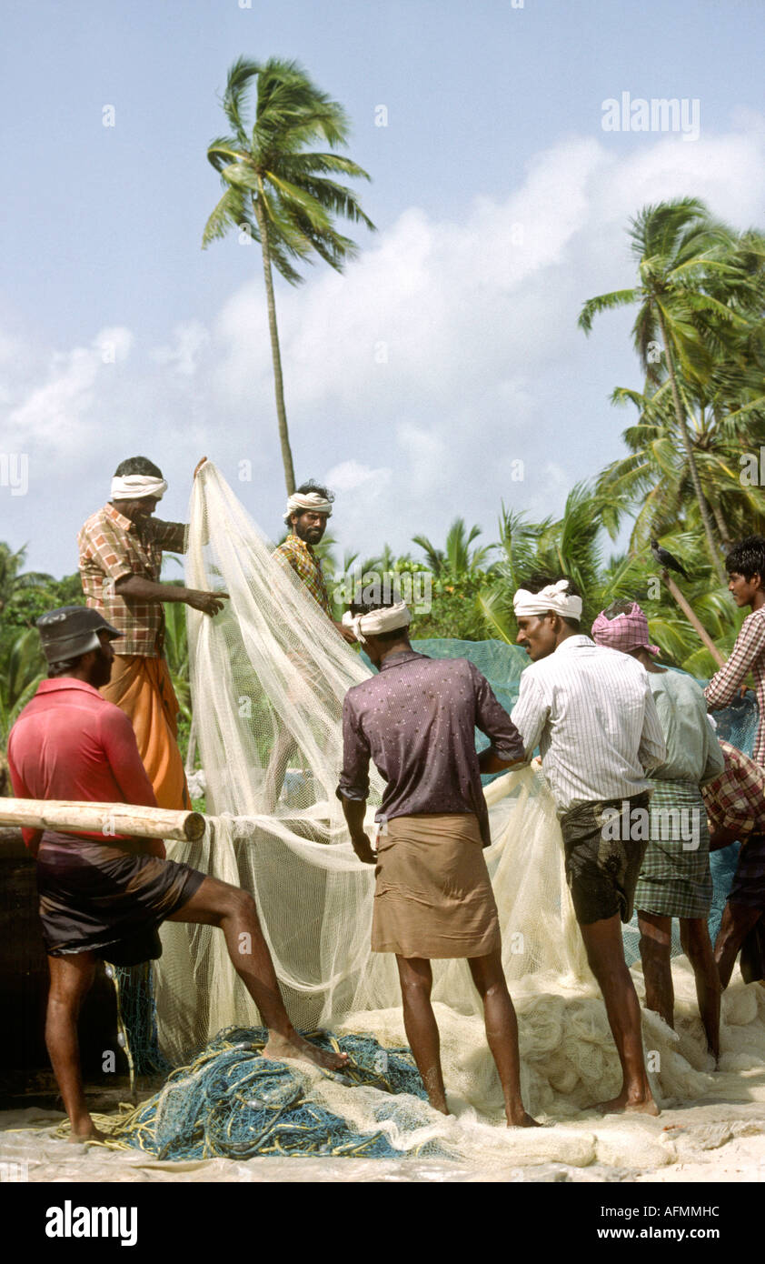 India Kerala Alleppey fishing fishermen sorting nets Stock Photo - Alamy