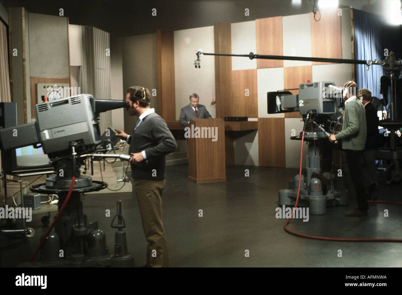 Tv studio cameras hi-res stock photography and images - Alamy