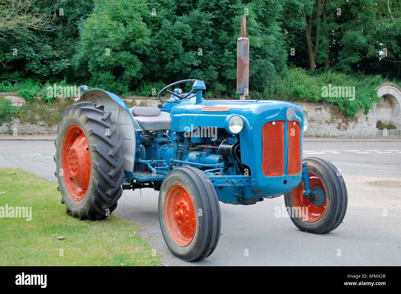 Fordson Dexter vintage tractor Stock Photo - Alamy