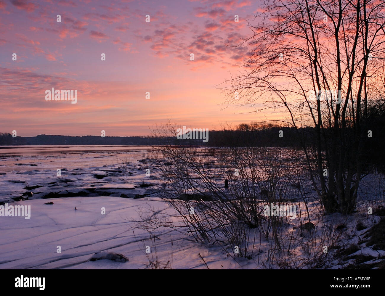 Sunrise by river hi-res stock photography and images - Alamy