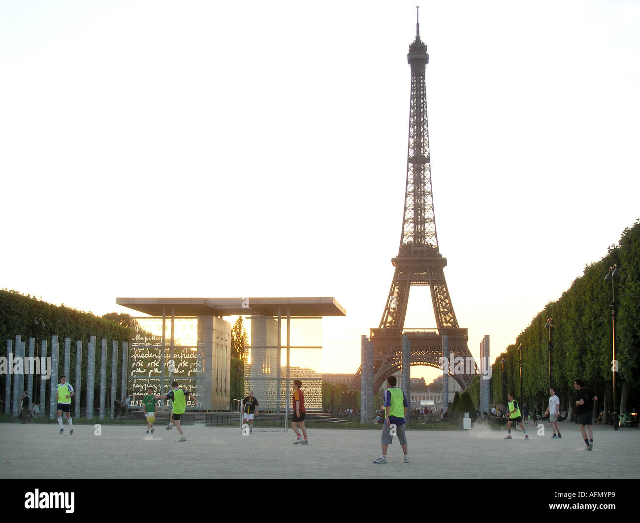 Peace memorial eiffel tower paris hi-res stock photography and images ...