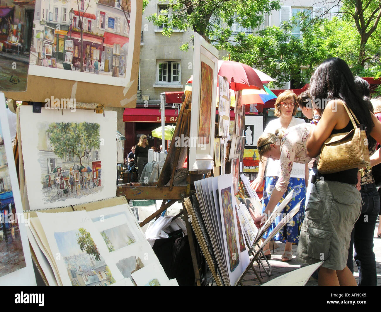 Mass produced paintings hi-res stock photography and images - Alamy