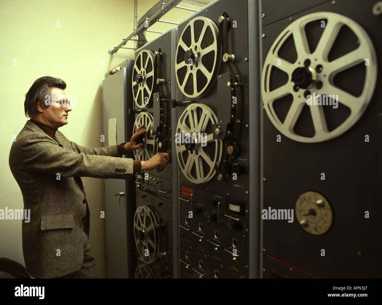 radio/broadcast, radio, studio, sound studio, broadcasting station ...