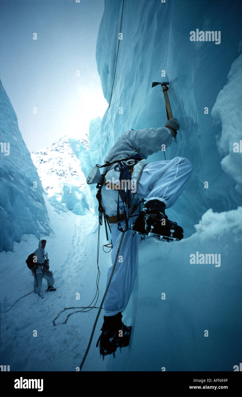 Camouflaged soldiers in ice and snow Stock Photo - Alamy