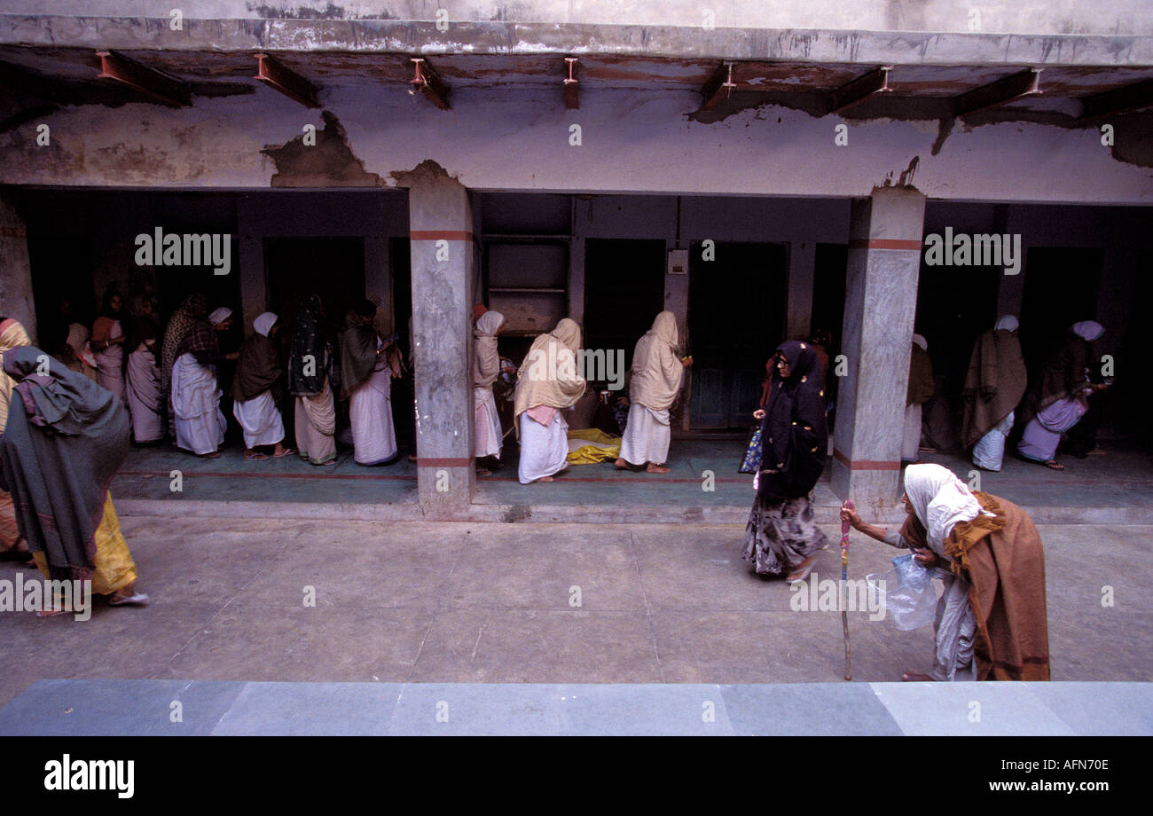 India uttar pradesh vrindavan widows women hi-res stock photography and ...