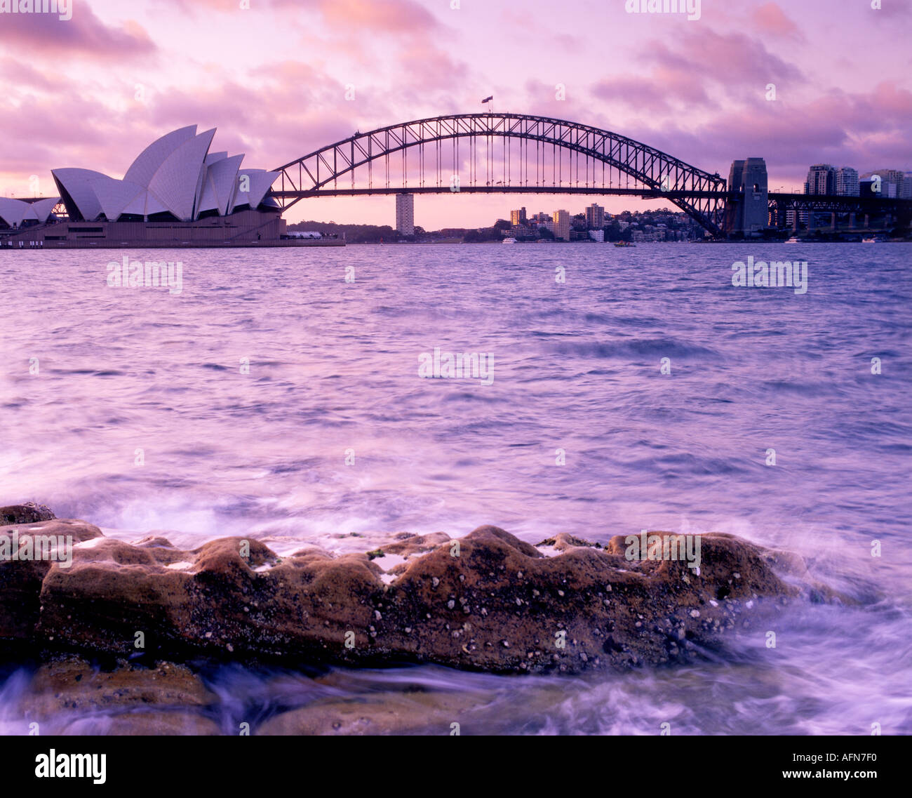 Pink and blue sky at dusk on Sydney Harbour with Sydney Opera House and ...