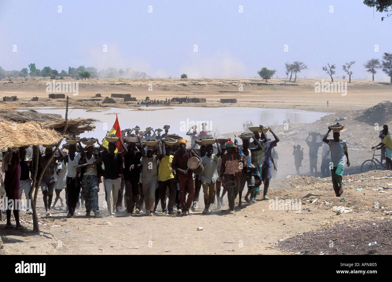 Mali Djenne People carrying mud from the River towards the Grand Moque ...