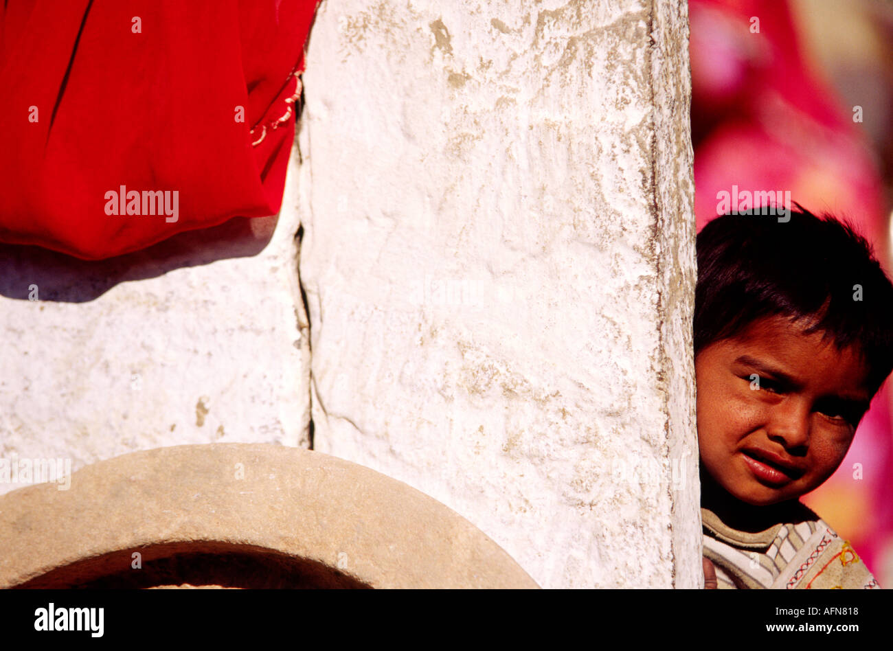 Boy looking around a corner hi-res stock photography and images - Alamy