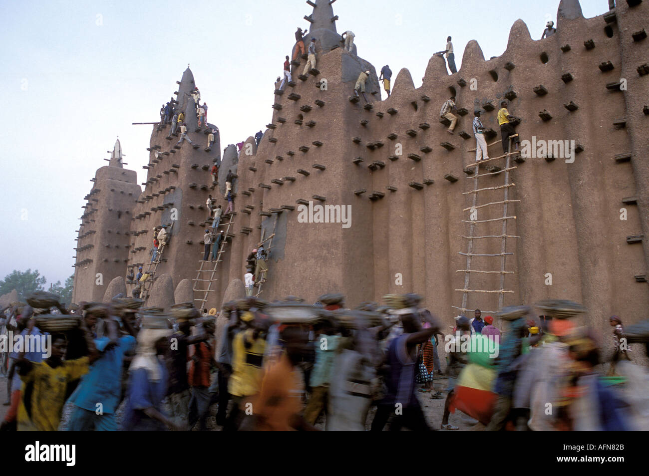 Mali Djenne People working on restoring and applying the Grand Mosque ...