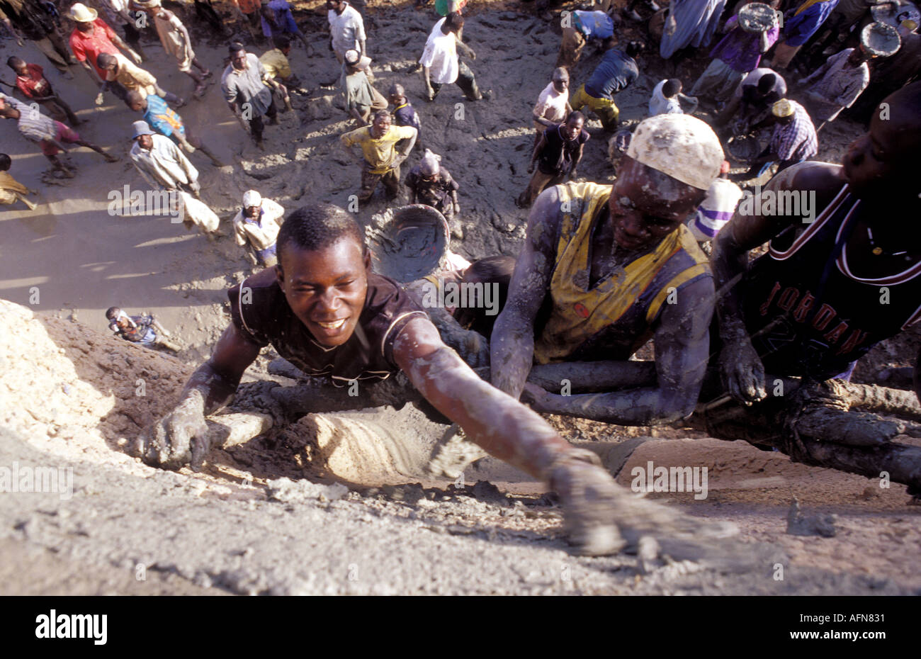 Mali Djenne People working on restoring and applying the Grand Mosque ...