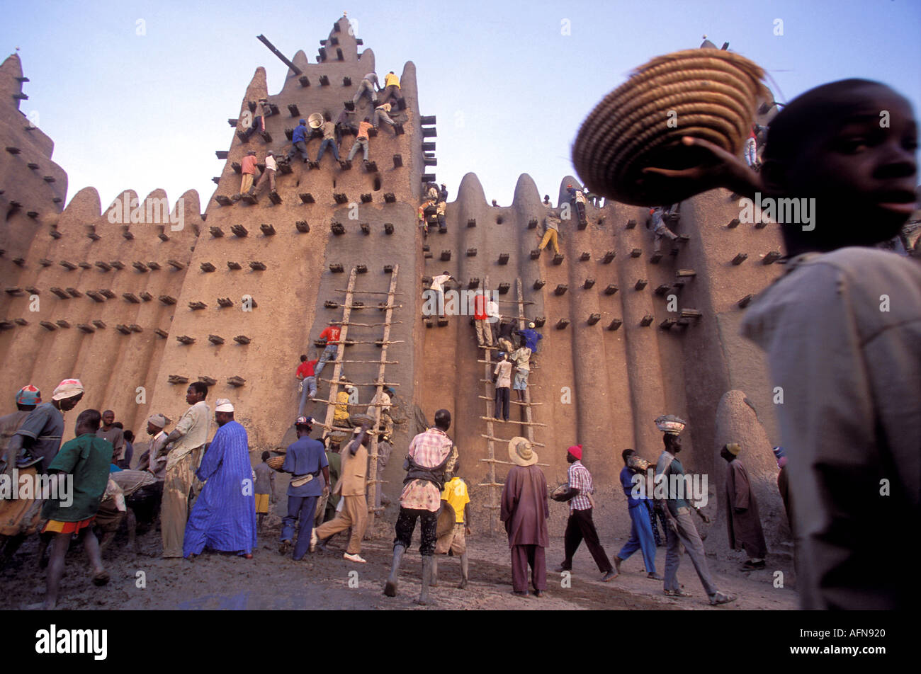 Mali Djenne People working on restoring and applying the Grand Mosque ...