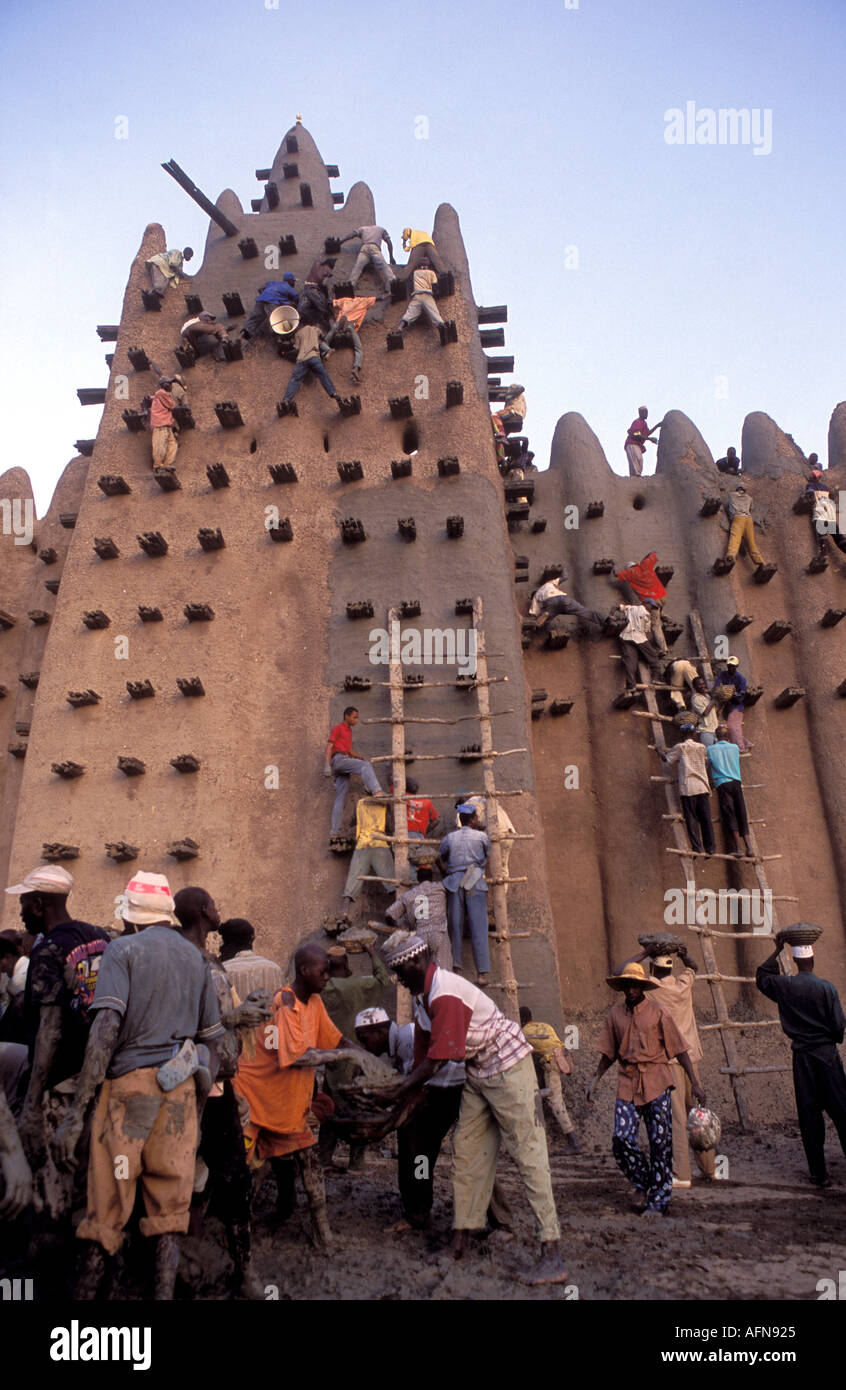 Mali Djenne People working on restoring and applying the Grand Mosque ...