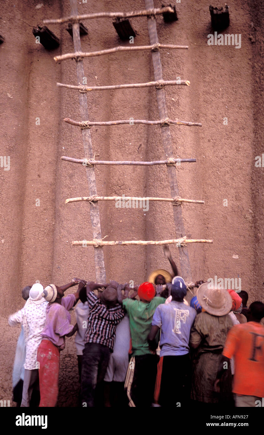 Mali Djenne People working on restoring and applying the Grand Mosque ...