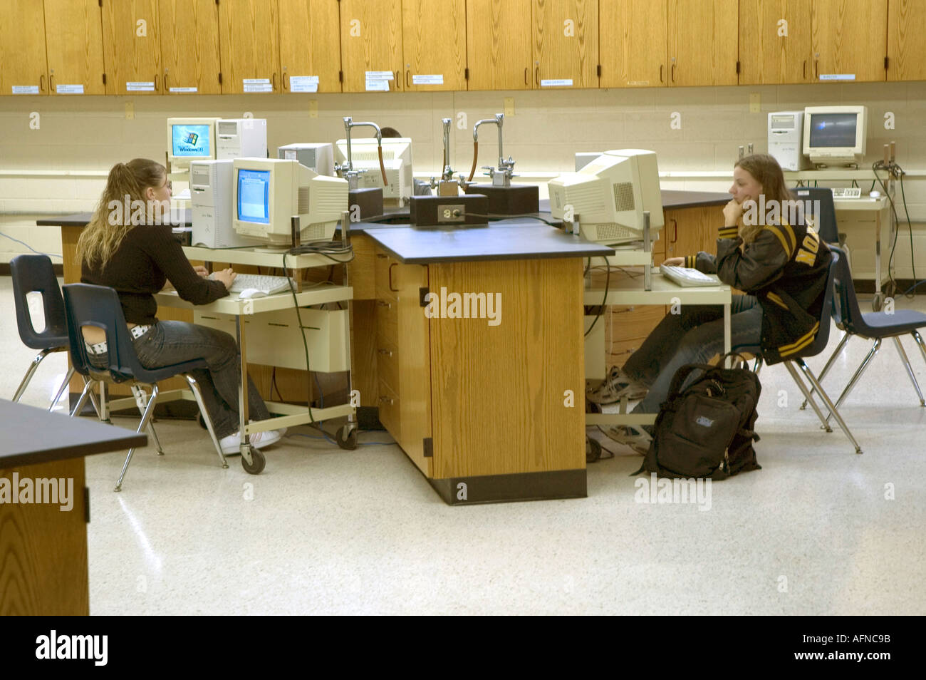 Boys computer lab at school hi-res stock photography and images - Alamy