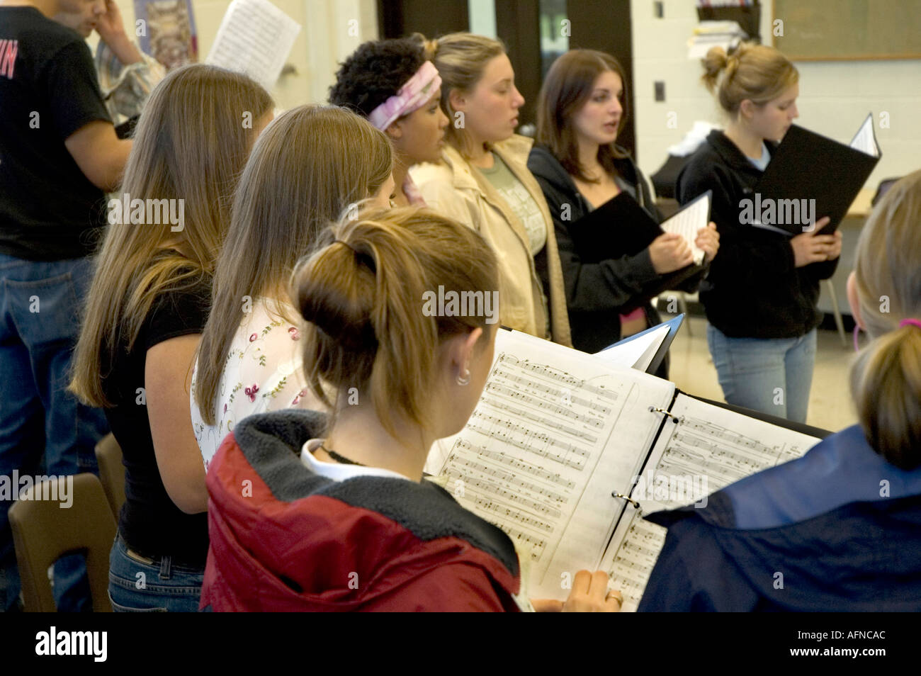 Choir singing hi-res stock photography and images - Alamy