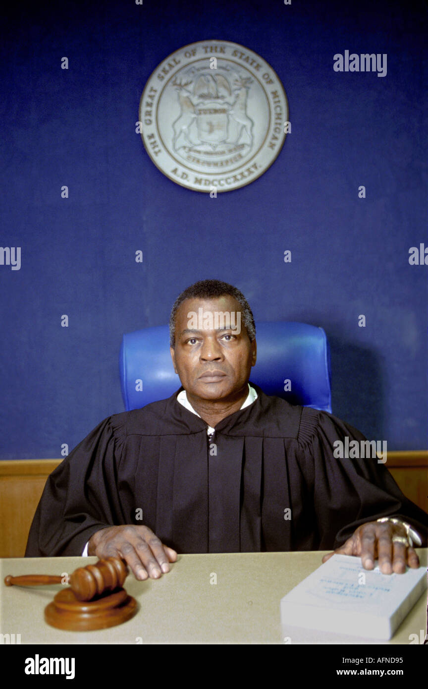 Judge bench hi-res stock photography and images - Alamy