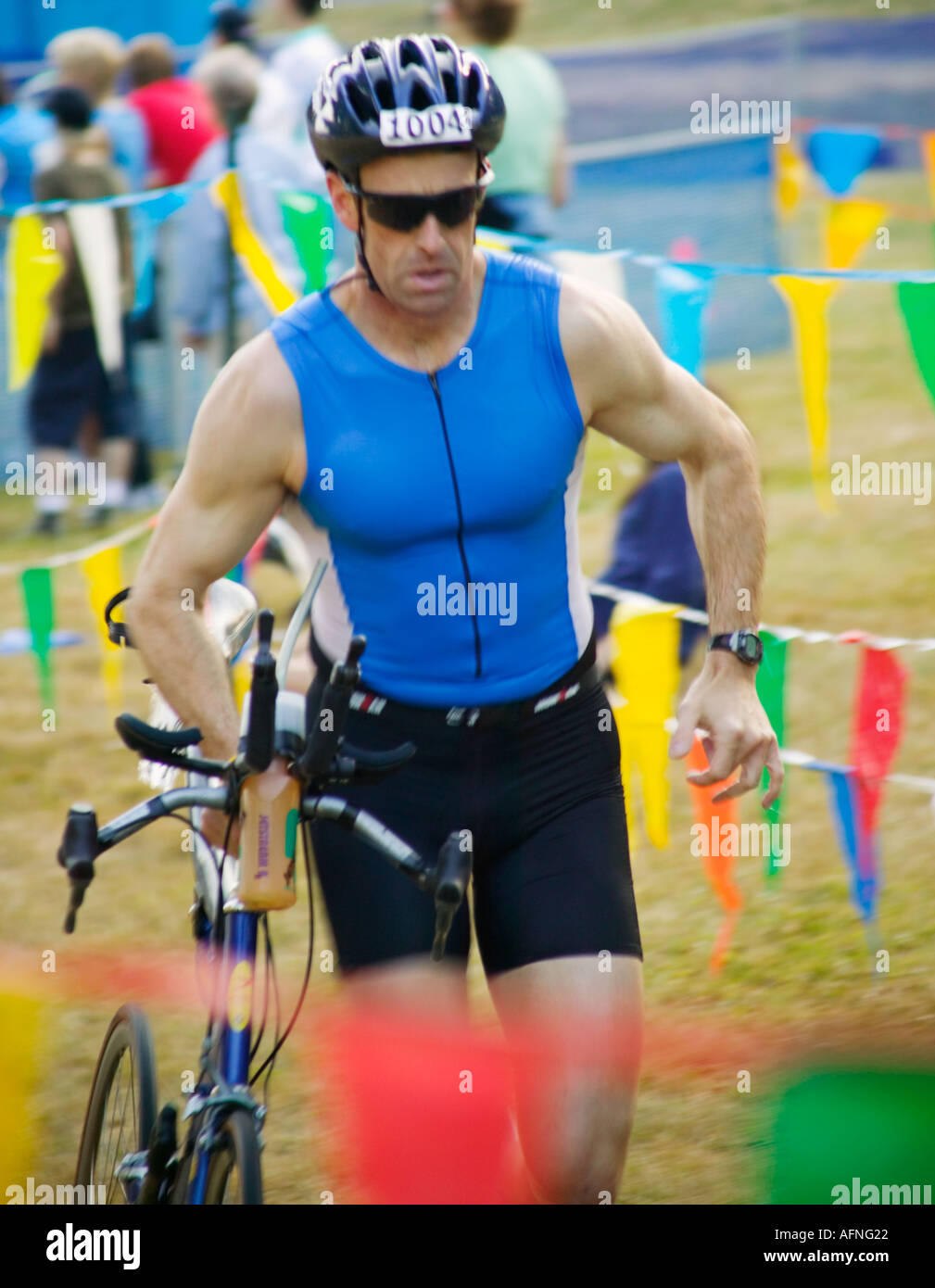 Triathlon triathlete athlete bike hi-res stock photography and images ...