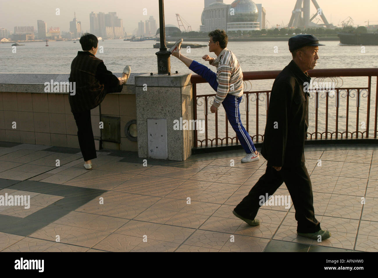 Shanghai morning exercise on bund hi-res stock photography and images ...