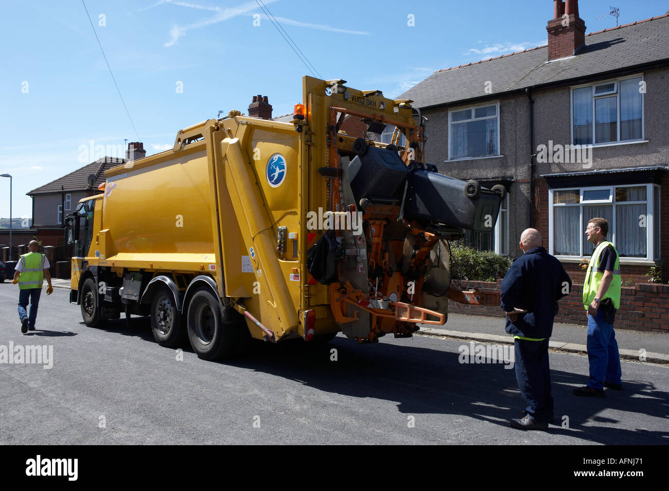 Rubbish trash garbage wheelie bin bins hi-res stock photography and ...