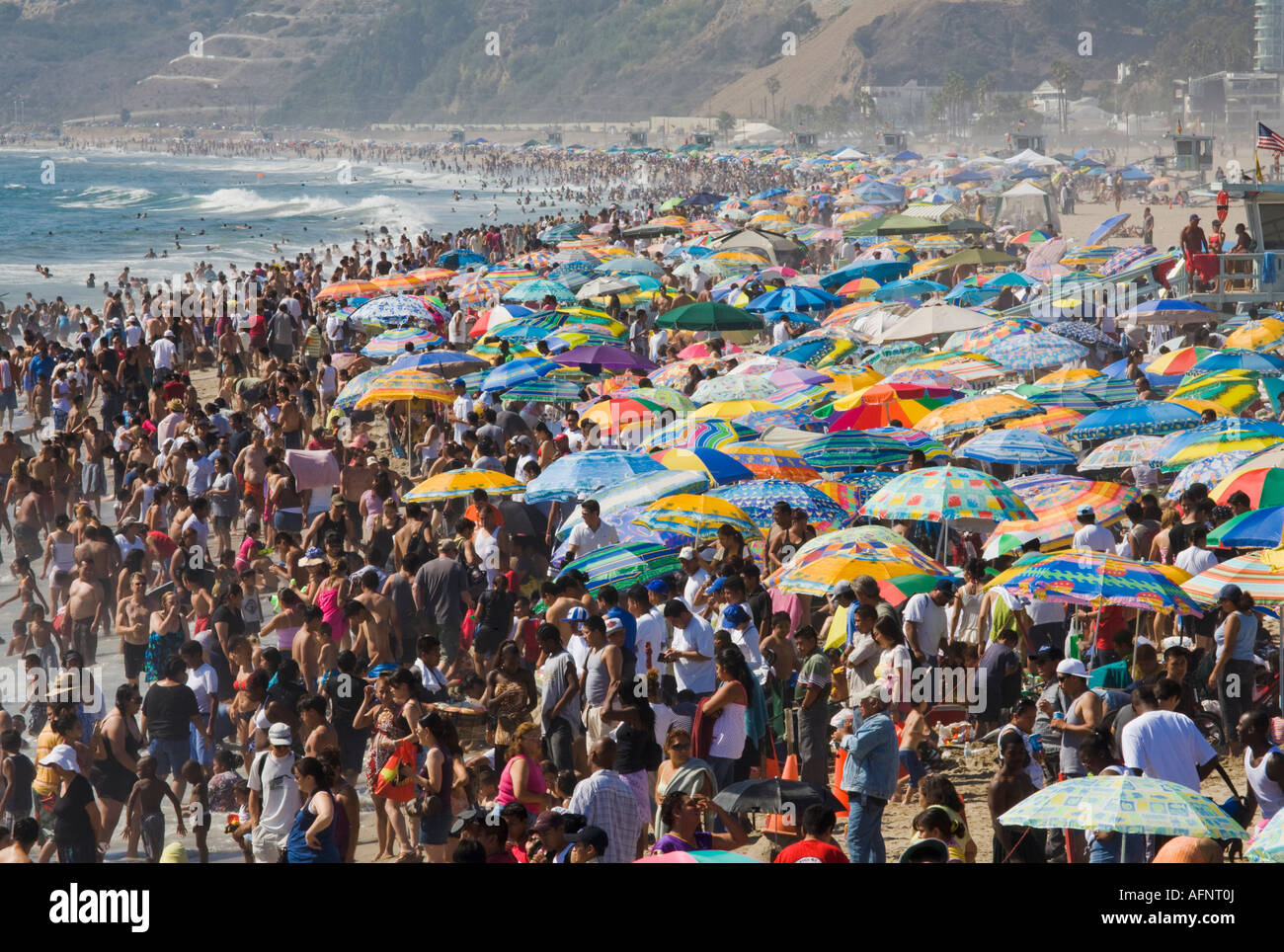 crowds enjoying the beach on Labor Day Stock Photo - Alamy