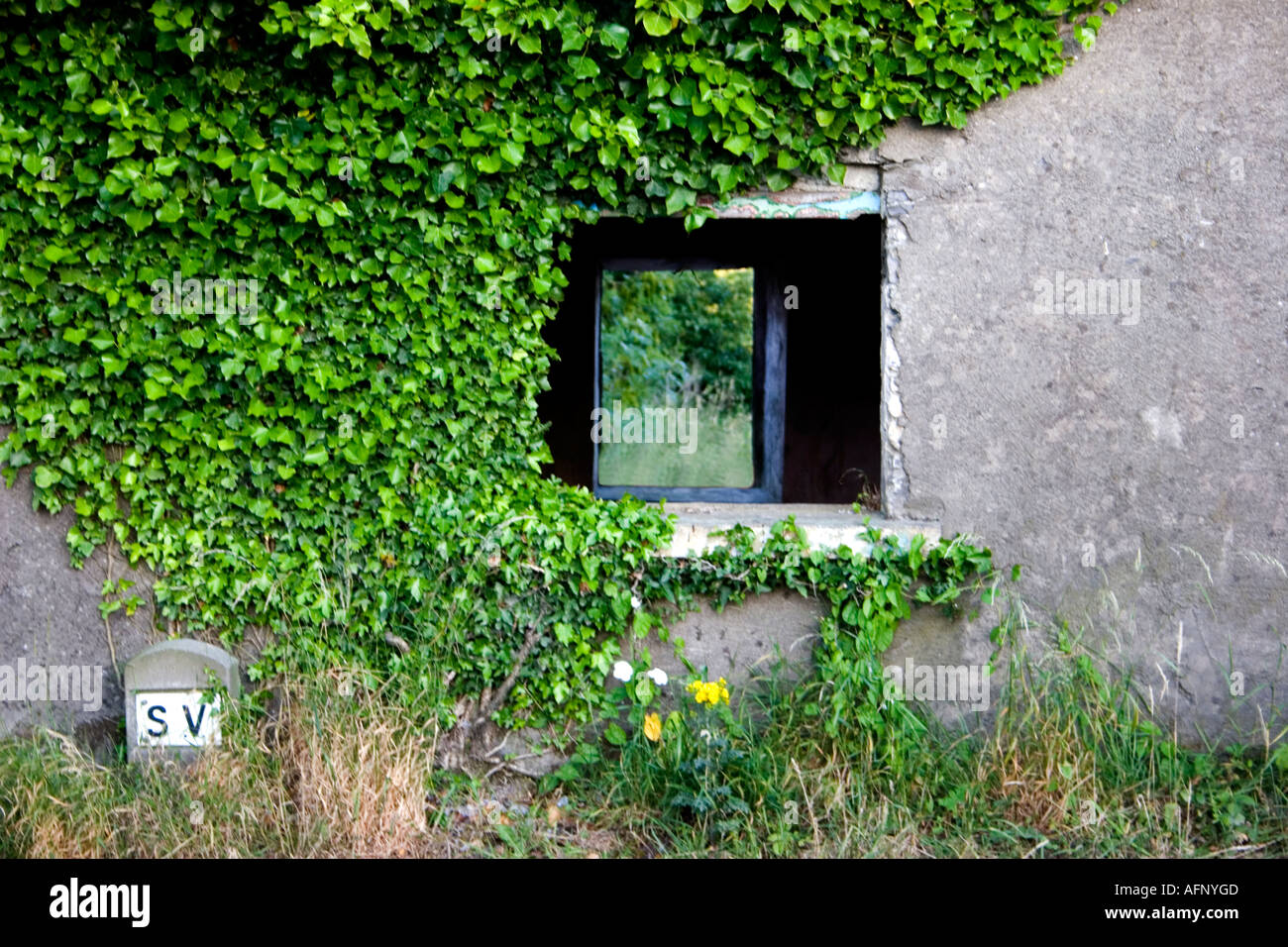 broken window of old cottage in Ireland Stock Photo - Alamy