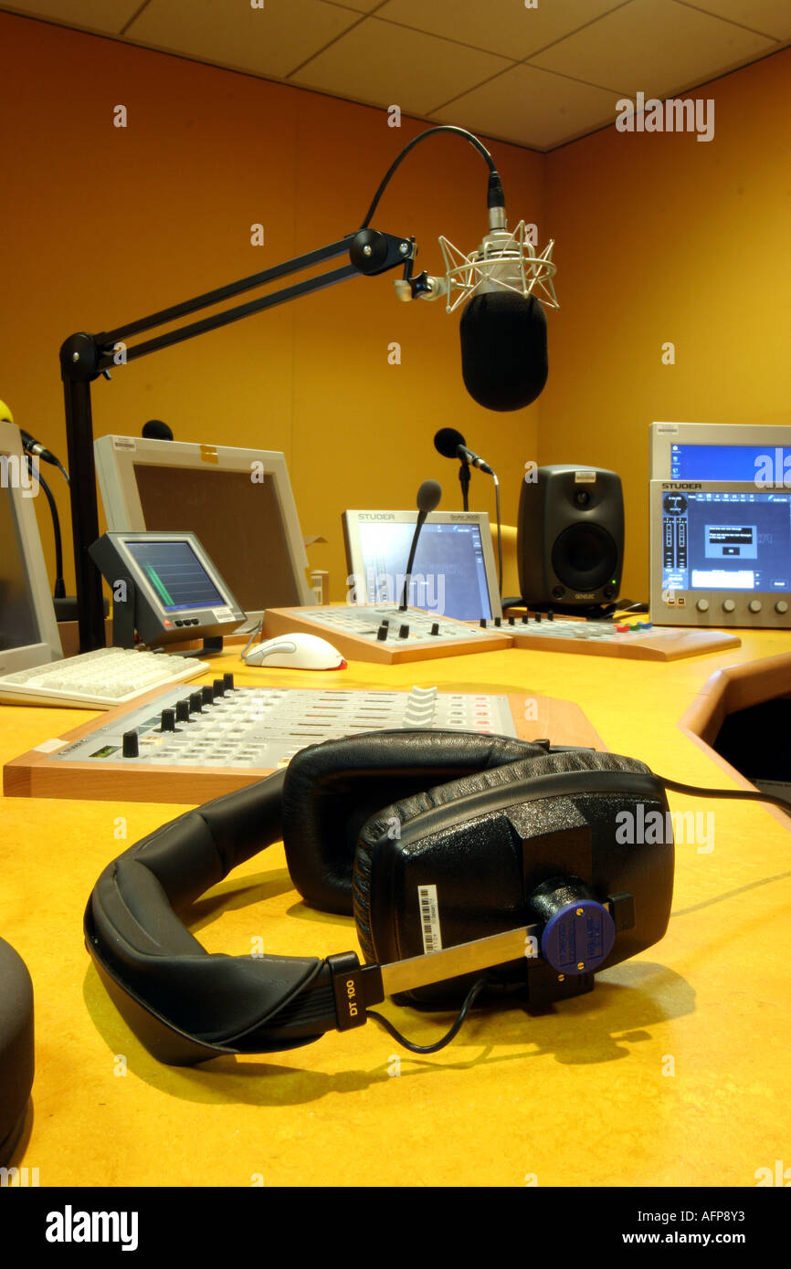 Radio show microphones hi-res stock photography and images - Alamy