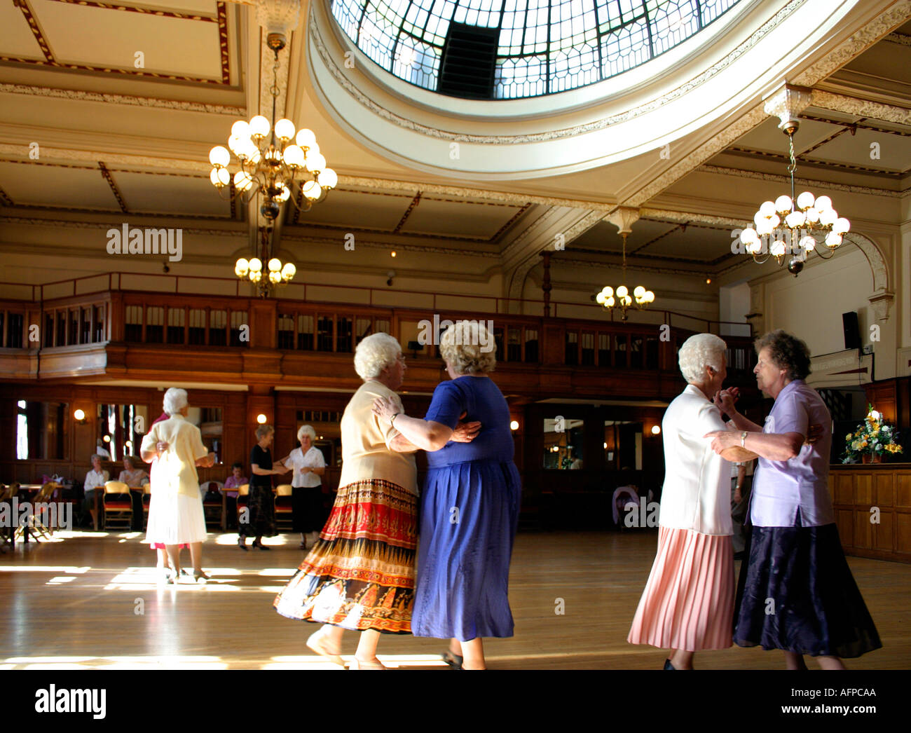 Elderly couple ballroom dance hi-res stock photography and images - Alamy