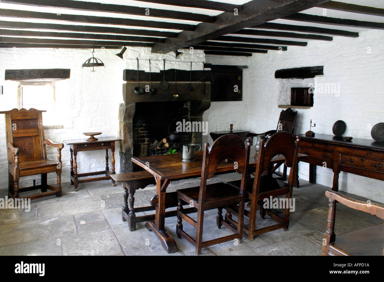 Traditional chesterfield house interior hi-res stock photography and ...