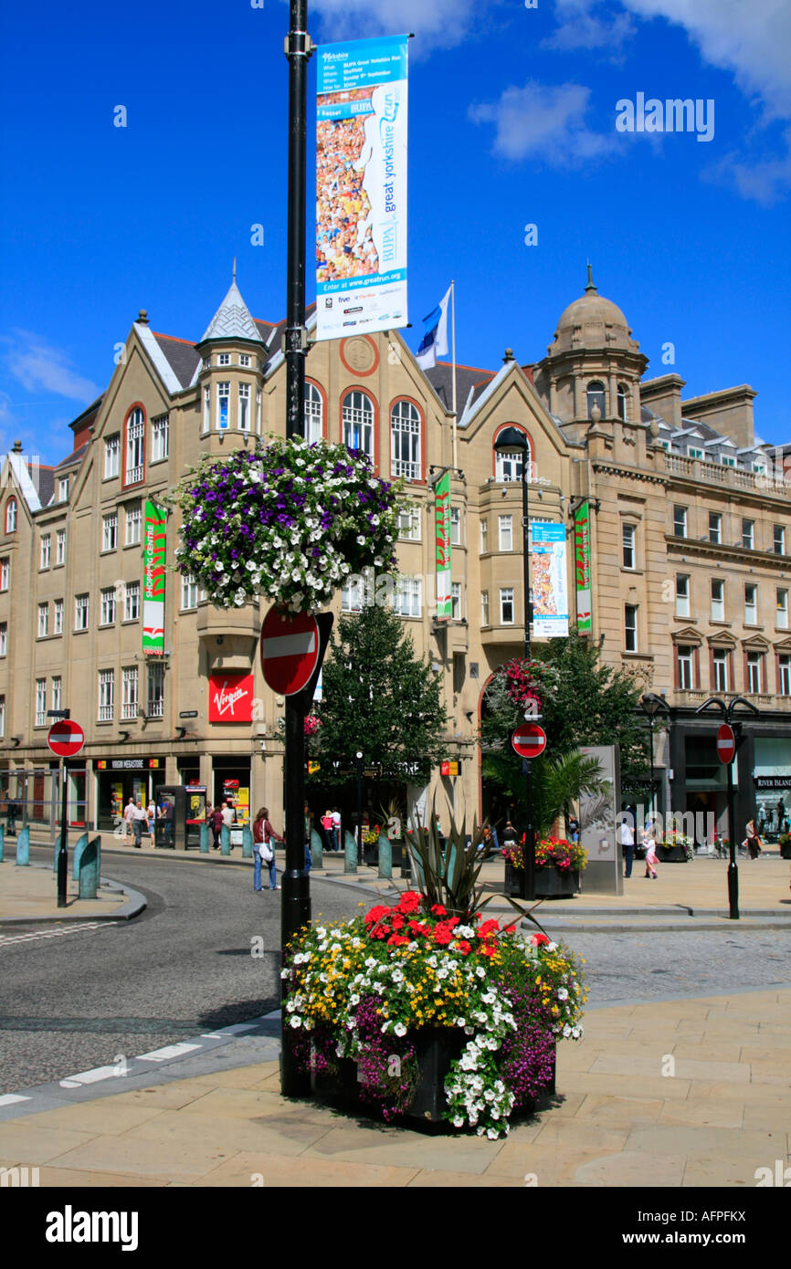 Sheffield street shops hi-res stock photography and images - Alamy