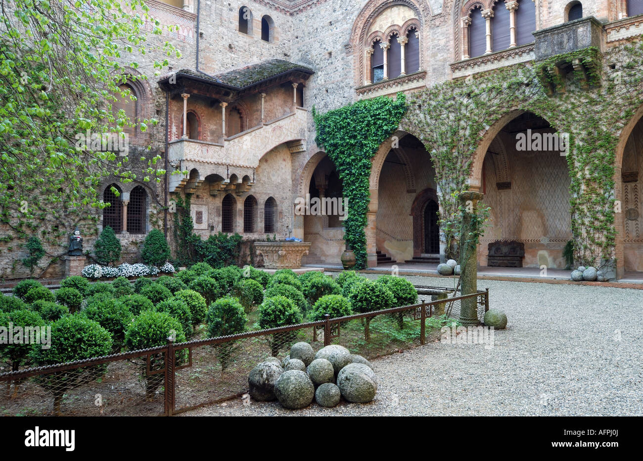 A classic castle courtyard in Italy Stock Photo - Alamy