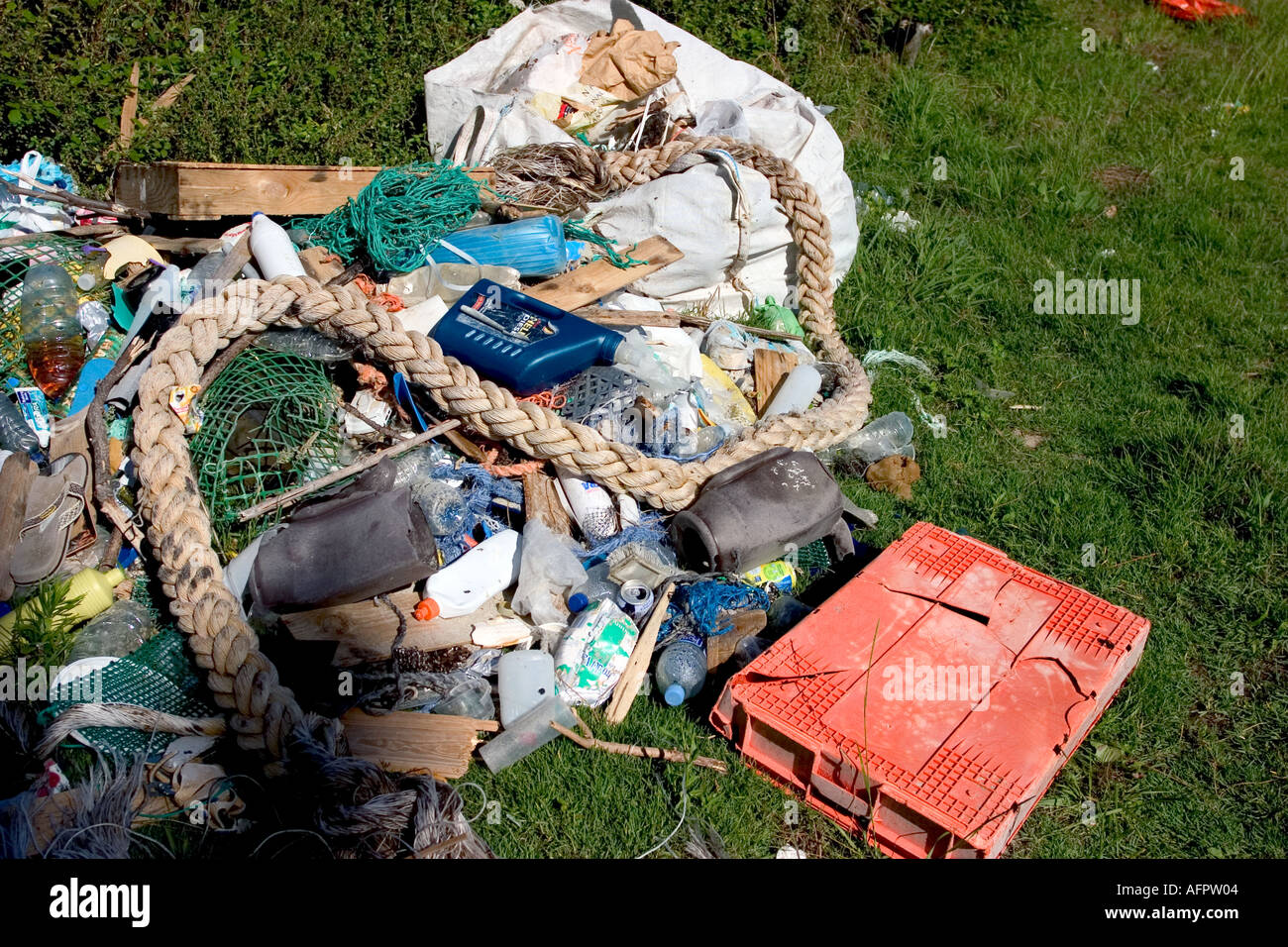Plastics bin beach hi-res stock photography and images - Alamy
