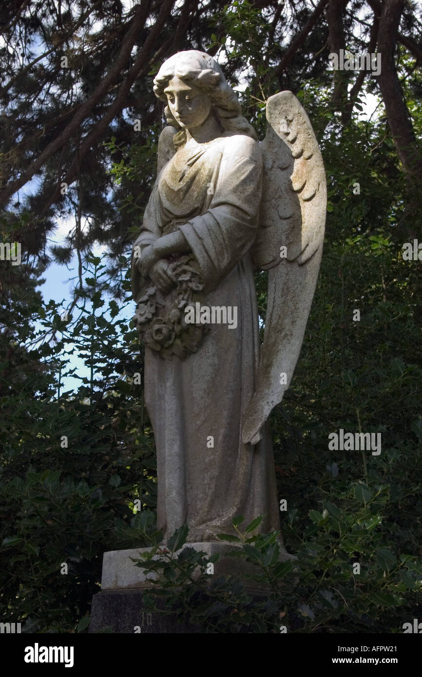 Angel of death sculpture hi-res stock photography and images - Alamy