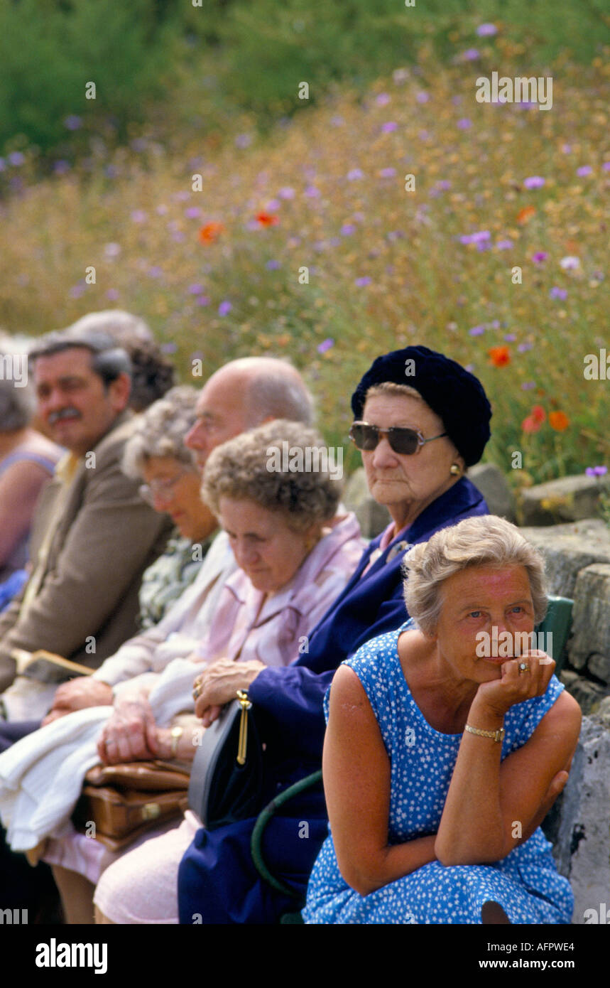 Old age pensioners OAP on a summers day out at the British seaside ...