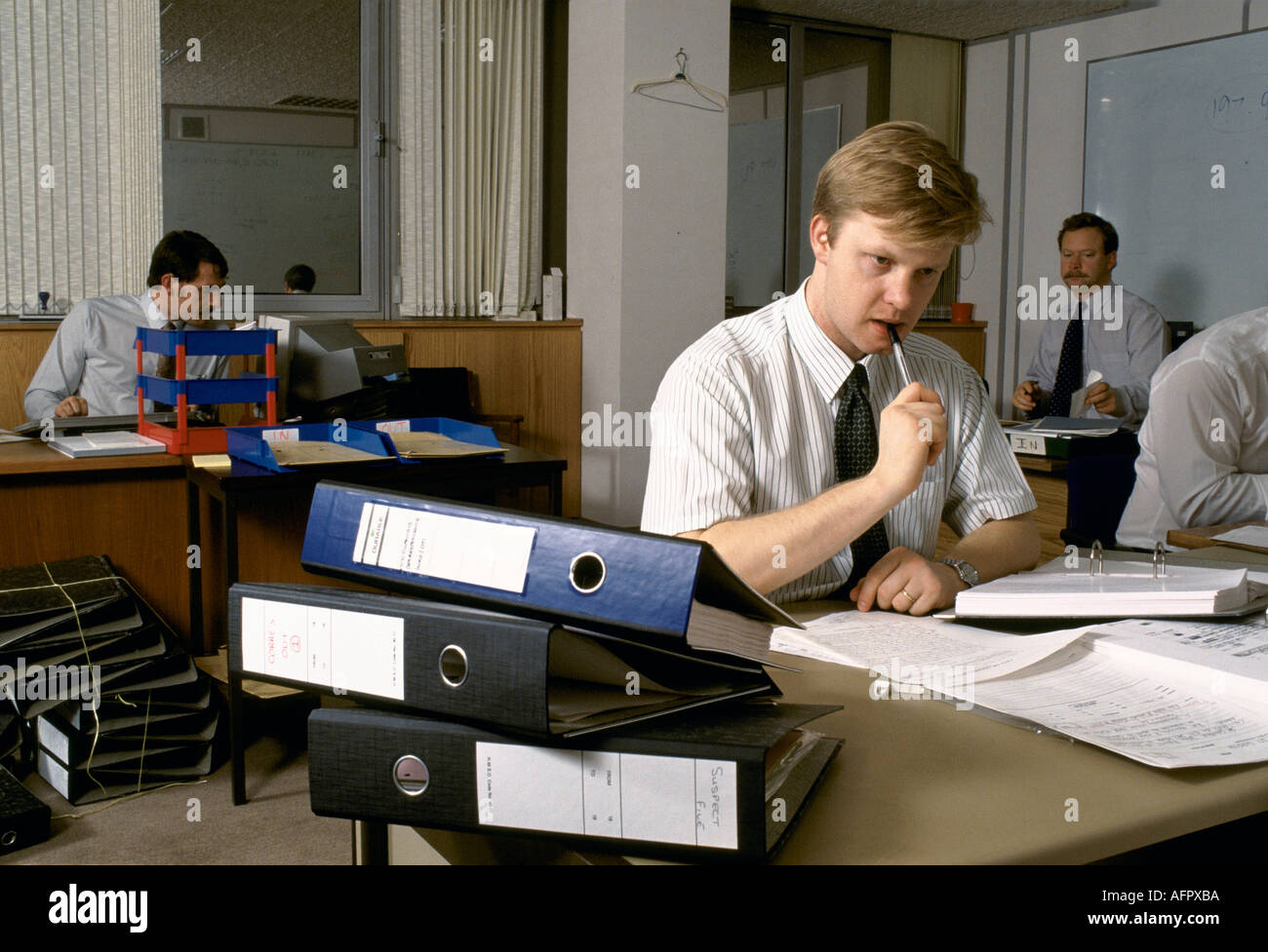 Office workers at desks archive hi-res stock photography and images - Alamy