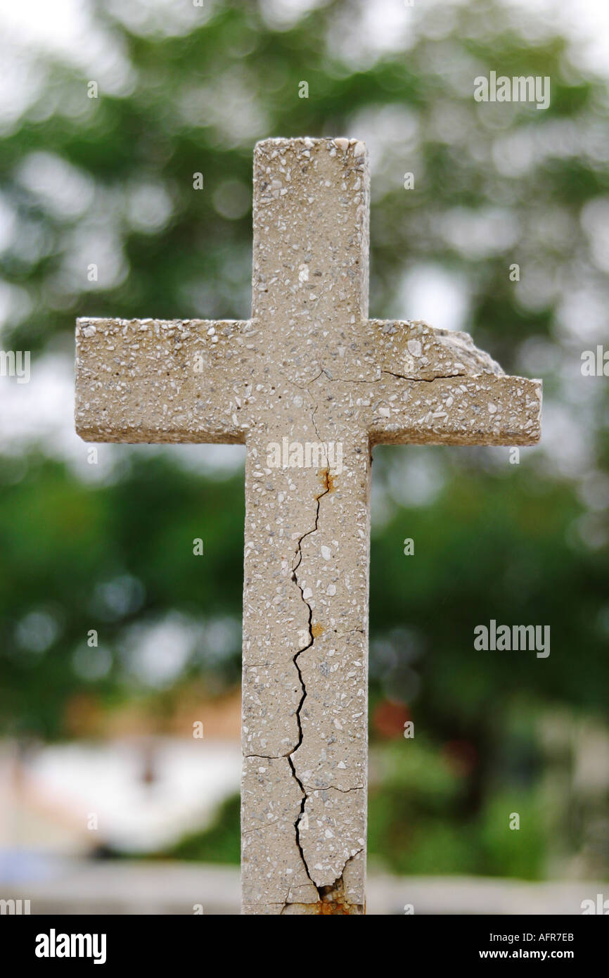Christian cross concrete cracked Stock Photo - Alamy
