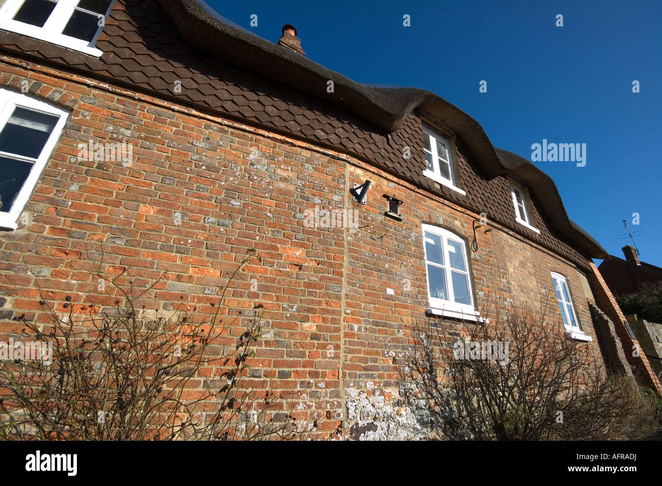 Cottage terrace house thatched roof Stock Photo - Alamy