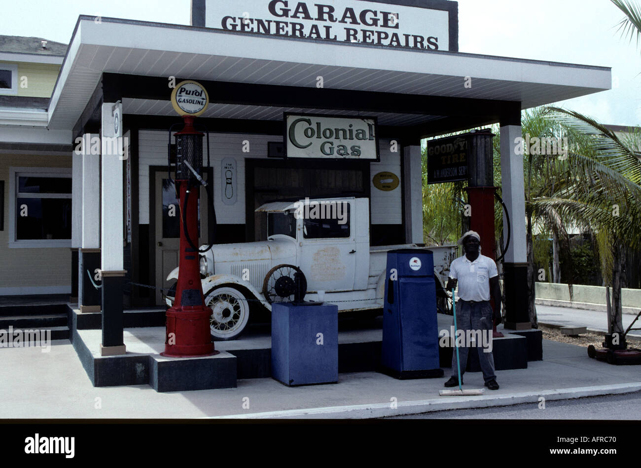 Quaint garage hi-res stock photography and images - Alamy