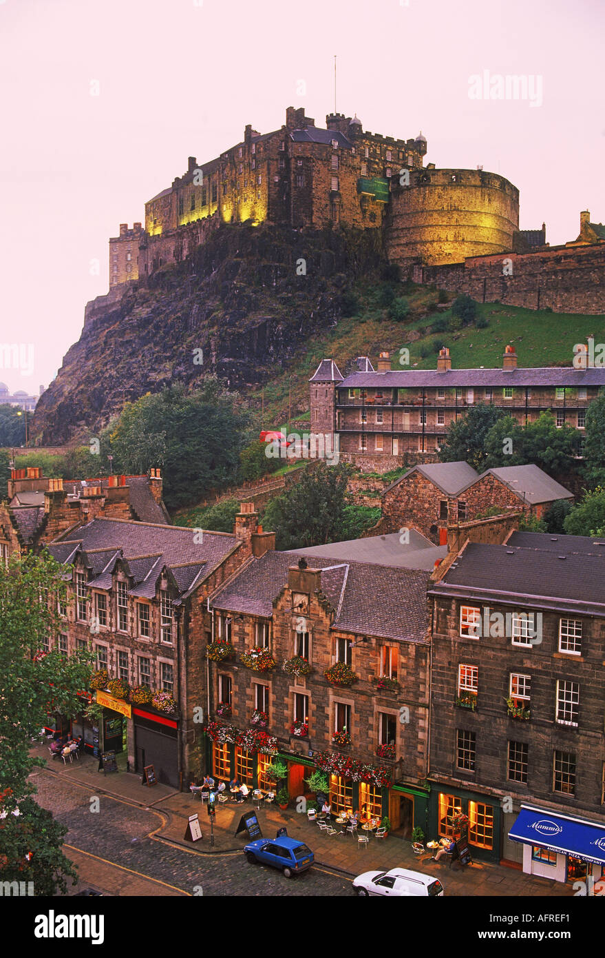 Pubs and taverns at Grassmarket below Edinburgh Castle at dusk Stock ...