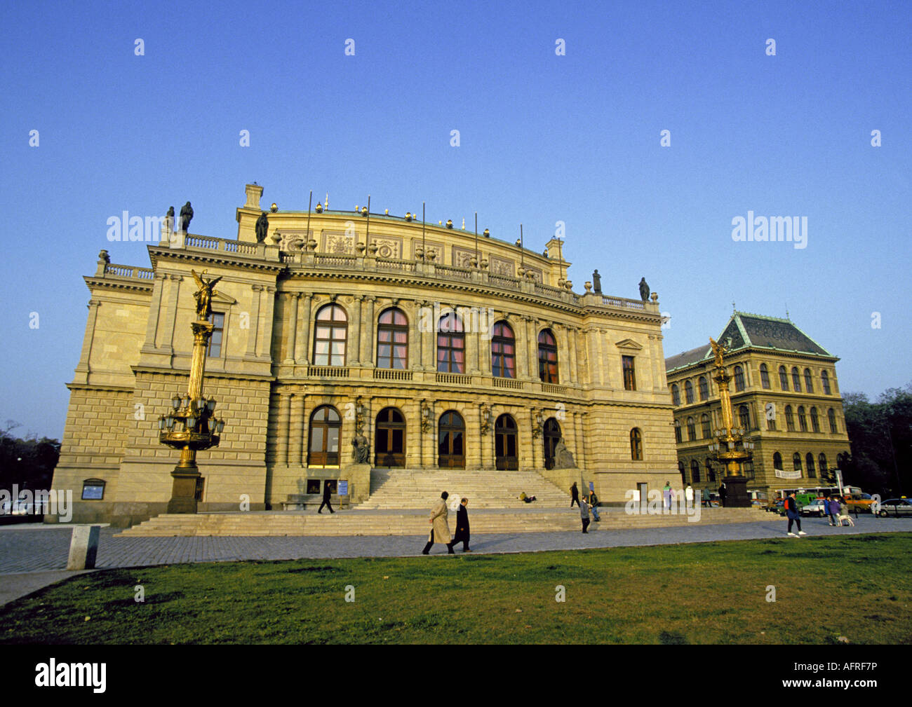 Wire opera house hi-res stock photography and images - Alamy
