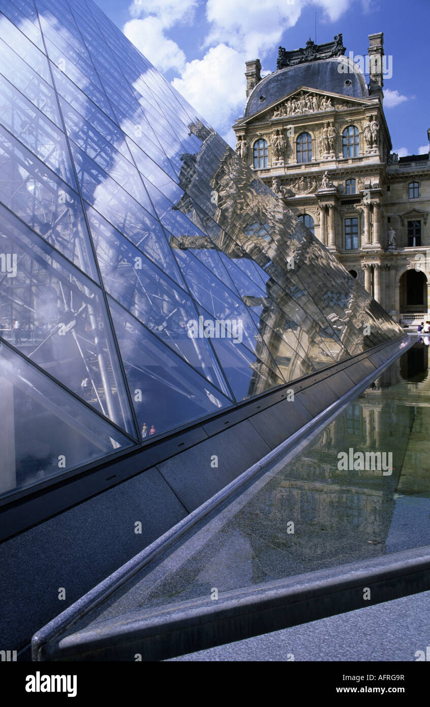 Louvre reflections - contrasting architectural styles, contemporary ...