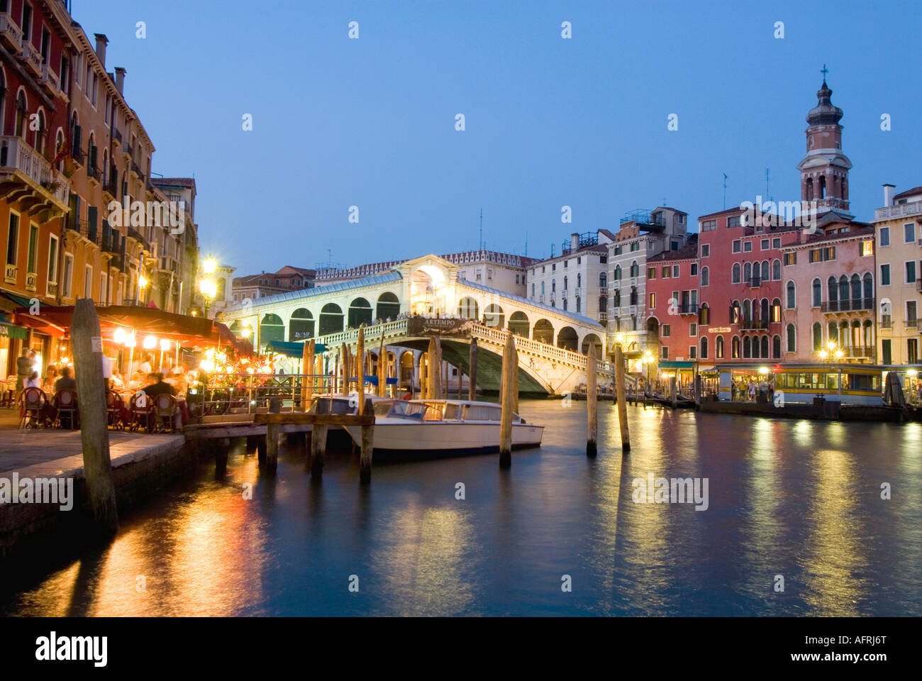 Rialto bridge at night Venice Italy Stock Photo - Alamy