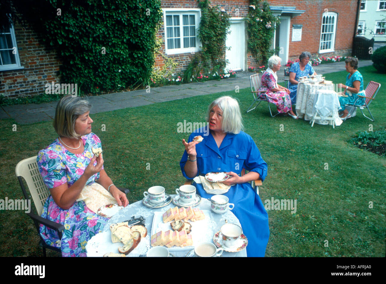 Tea house in english garden hi-res stock photography and images - Alamy
